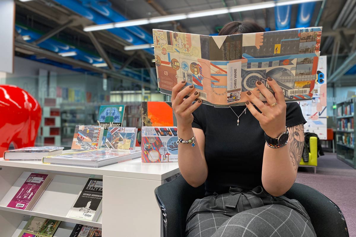 Exposition Chris Ware : profitez du salon de lecture - Bibliothèque ...